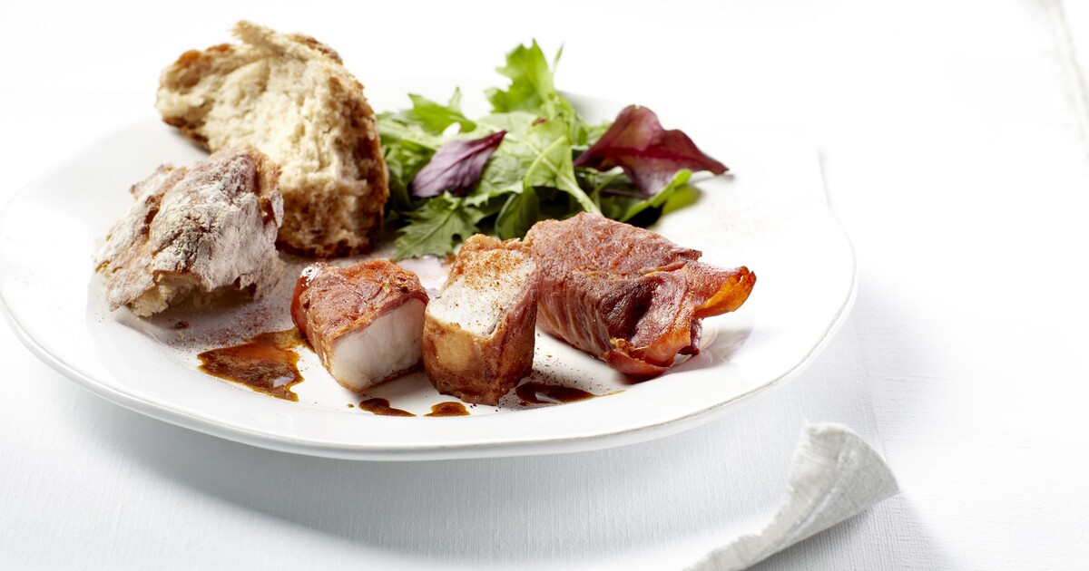 Heek met serranoham en sherrysaus | Visrecepten.nl