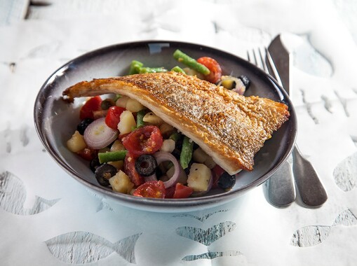 Gebakken heek met rode ui | Visrecepten.nl