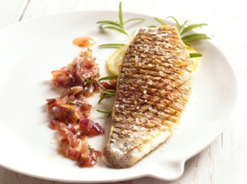 Op de huid gebakken zeebaarsfilet met witte wijnsaus | Visrecepten.nl