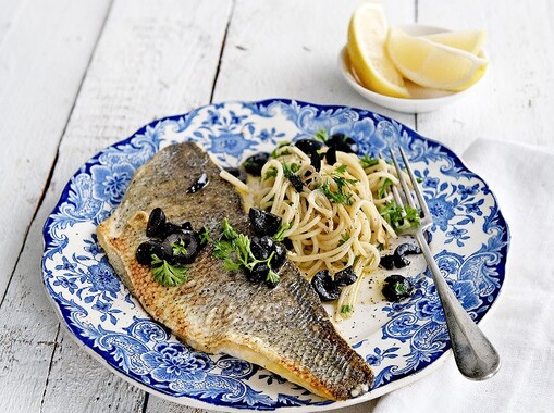 Op de huid gebakken zeebaarsfilet met witte wijnsaus | Visrecepten.nl