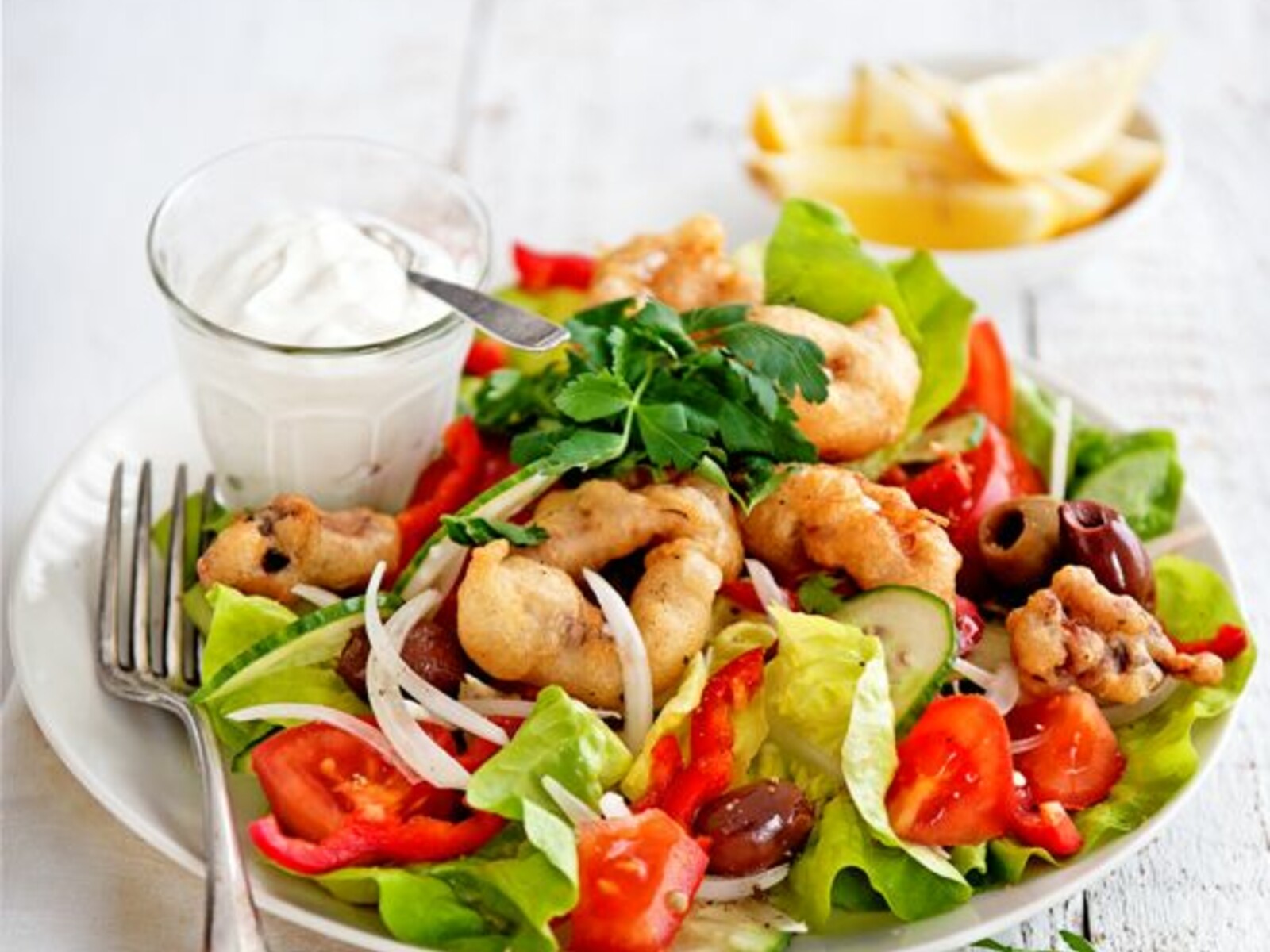 Griekse boerensalade met zout&peper-calamares | Visrecepten.nl